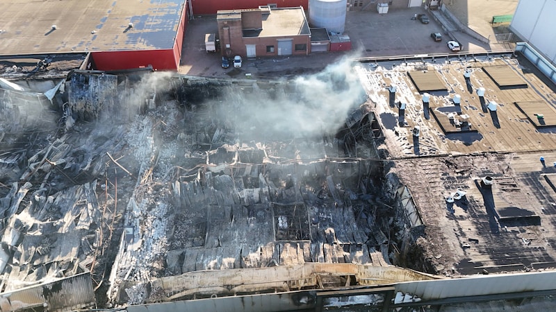 Enorme schade op meubelboulevard in Waalwijk, brand zo goed als uit ...