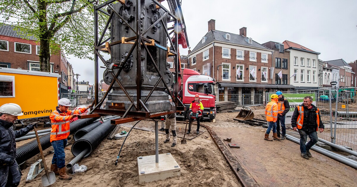 Na meer dan een jaar is historische pomp weer terug in Tiels centrum ...