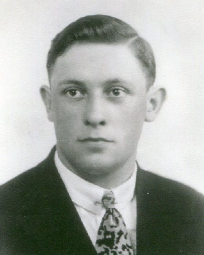 Op klaarlichte dag wordt onderwijzer Alphons Wierink meegenomen door de ...