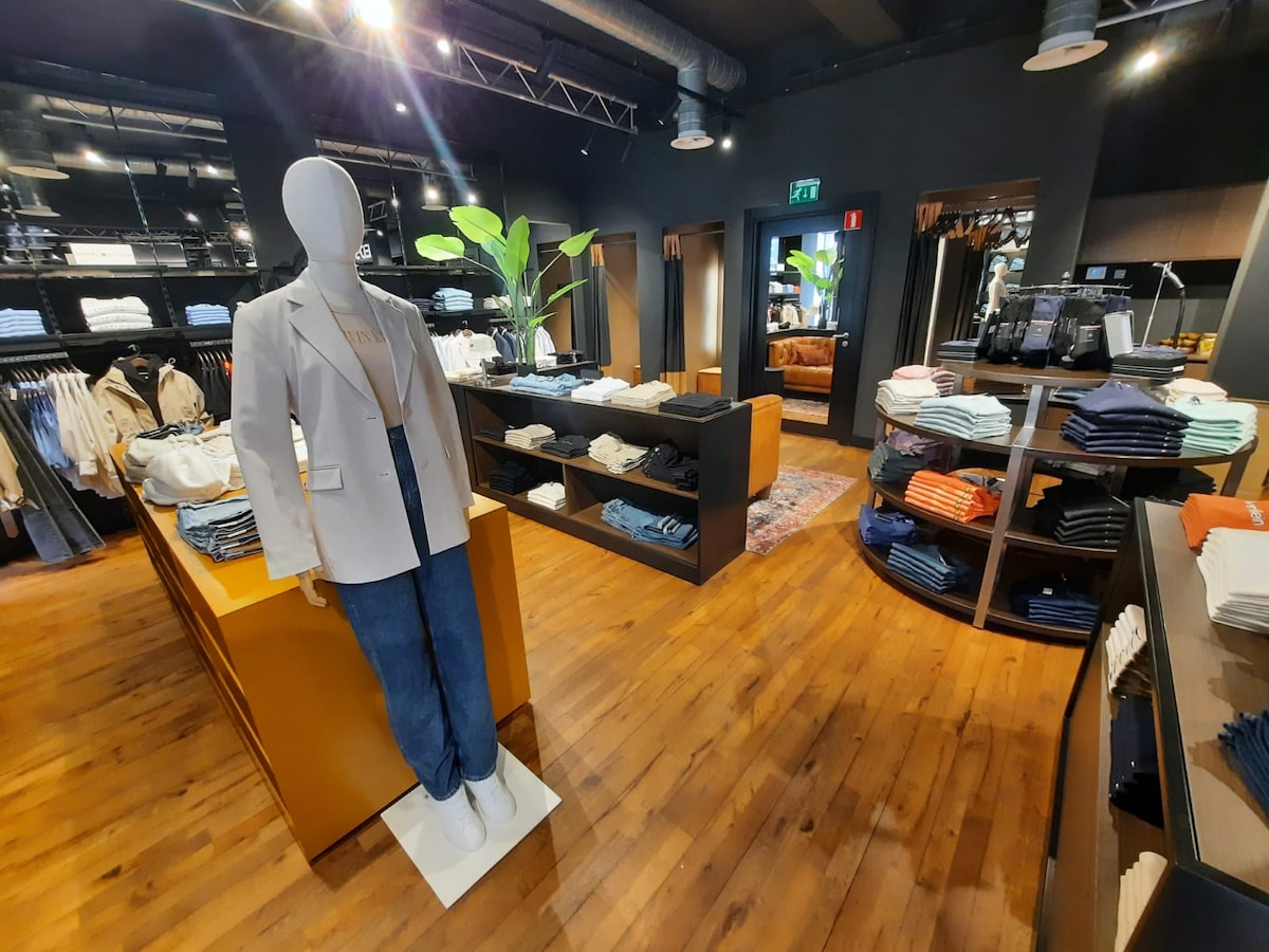 Edwin opent merkkledingwinkel op plek waar Tommy Hilfiger zat | Foto ...