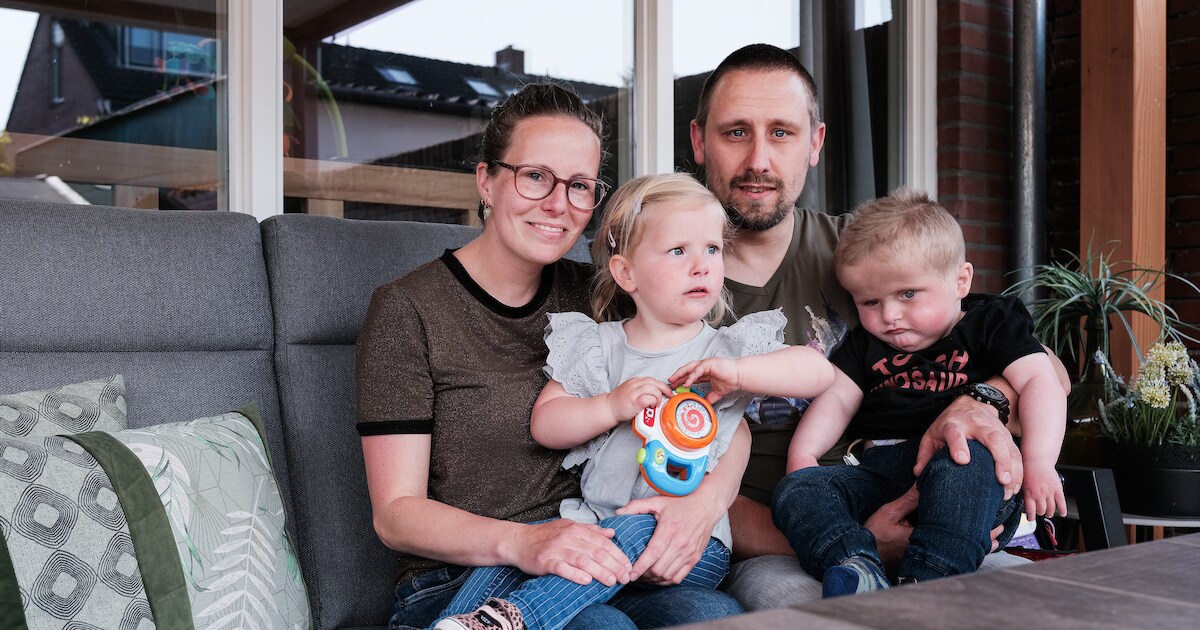 Een sluier over het geluk van Peter en Esmi: de helft van hun tweeling ...