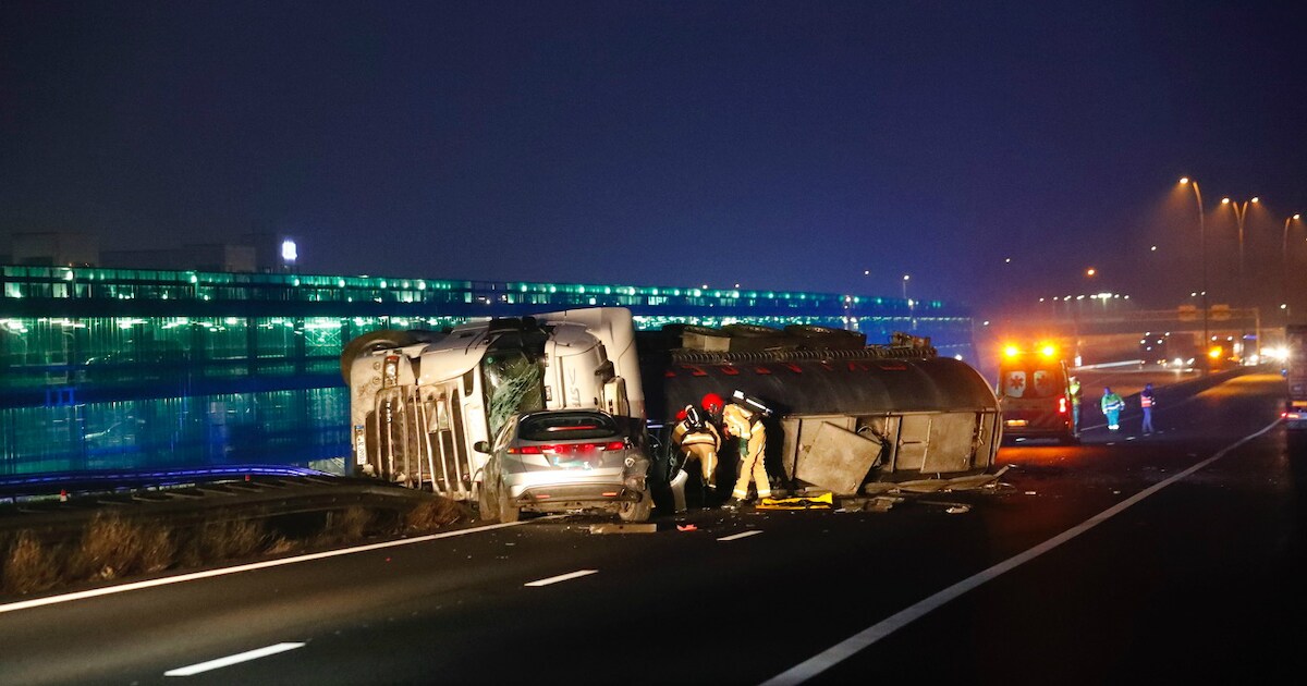 Zwaar ongeluk met tankwagen met bijtende stof op A67 | Regio | De ...