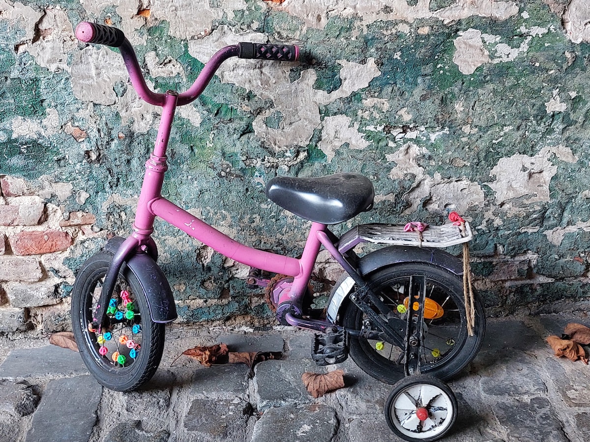 Paula heeft een kast vol kattenbeeldjes, babycommode in Heeze | Foto ...