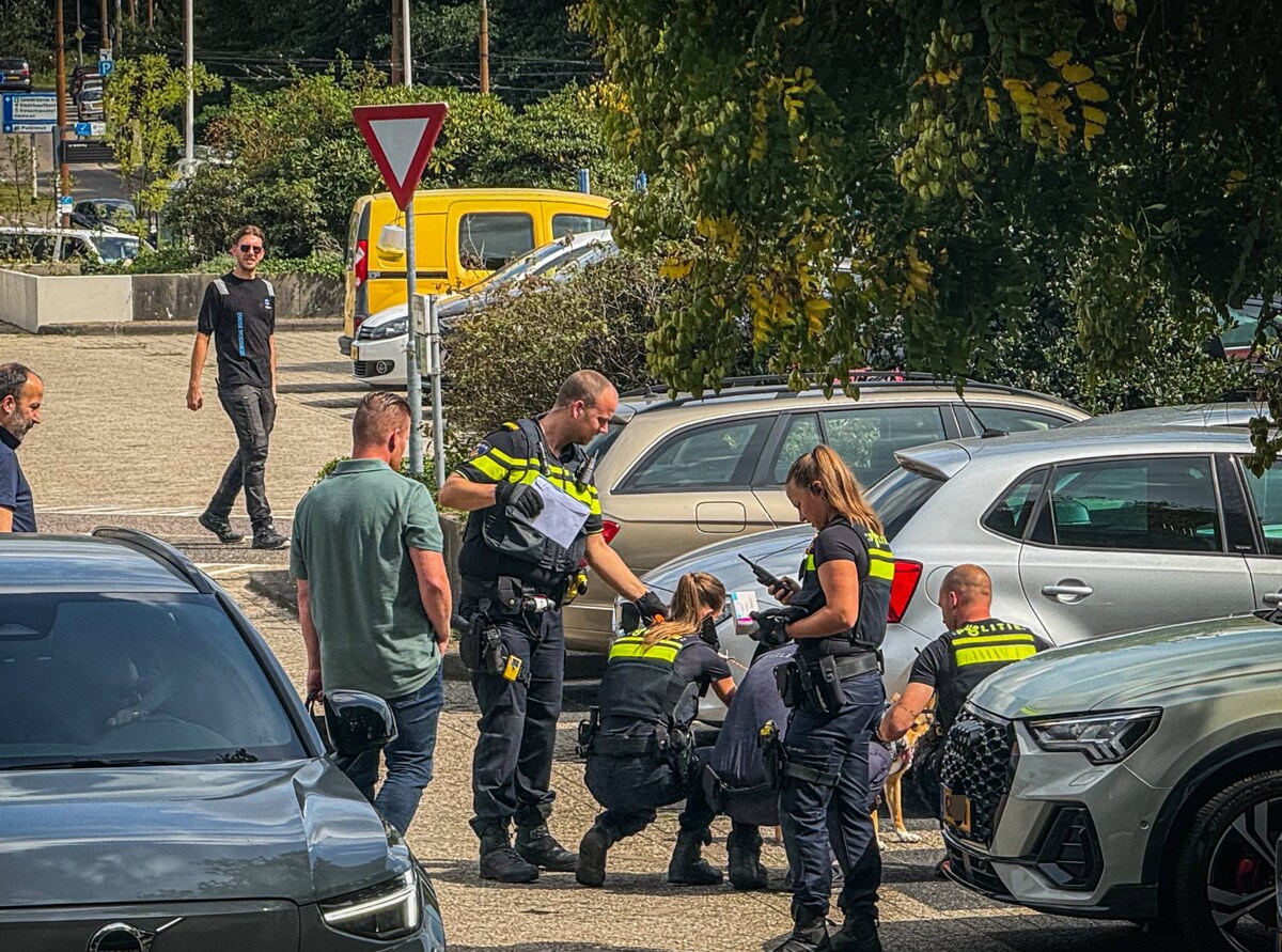 Politie bevrijdt hond uit snikhete auto op parkeerplaats bij ziekenhuis ...