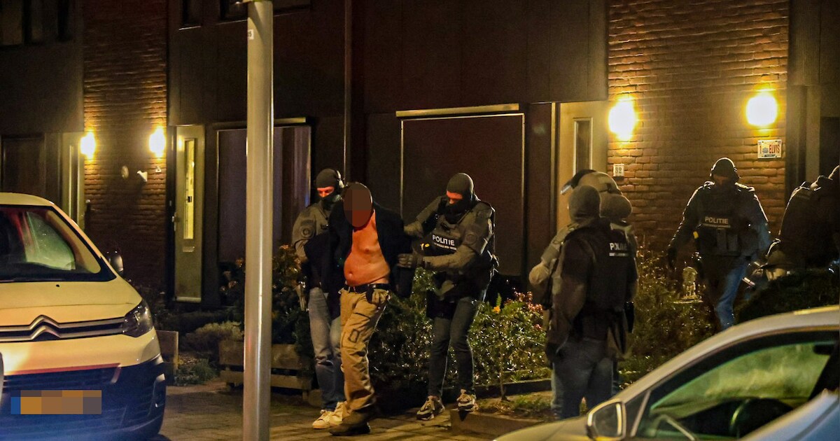 Speciaal politieteam doet inval in Arnhemse woning en voert verdachte geblinddoekt af: ‘Man met ...