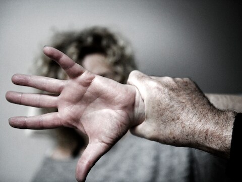 Kaatsheuvelnaar denkt dat vrouw vreemdgaat en mishandelt en vernedert ...