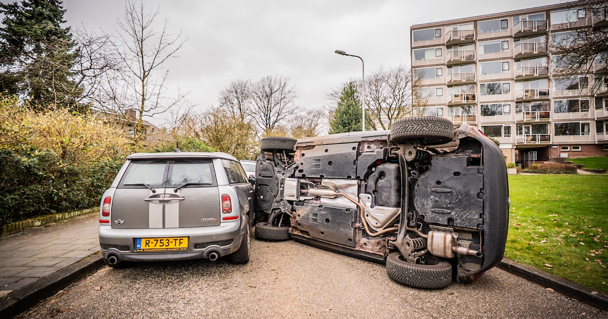Auto belandt op zijn zijkant in Oosterbeek | 112 nieuws Renkum | De ...