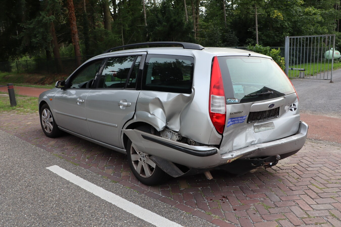 Twee auto’s botsen op elkaar in Loon op Zand, slachtoffer gewond naar ...