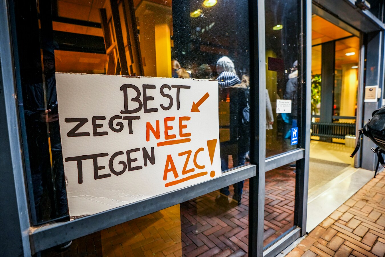 Demonstranten tegen azc maken lawaai met sirenes bij gemeentehuis ...