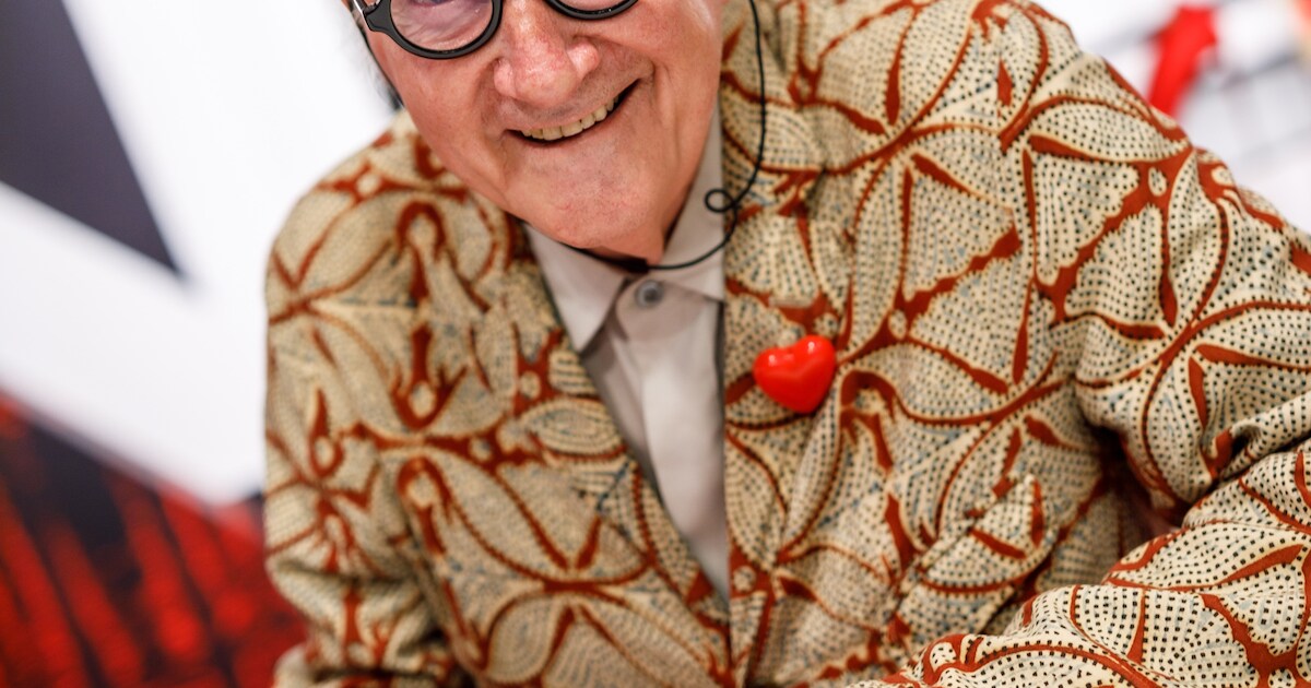 ‘Crazy Shoemaker’ Jan Jansen signeert zijn schoenen op Fashion Day in ...