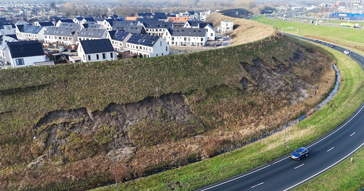 Vele regen spoelt talud langs A50 weg, beeld van boven laat ‘gatenkaas ...
