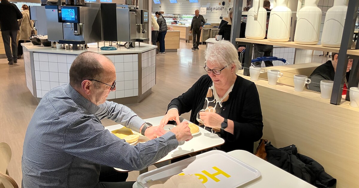 Geen luxe kerstontbijt, maar in de rij voor een simpel broodje bij Ikea ...