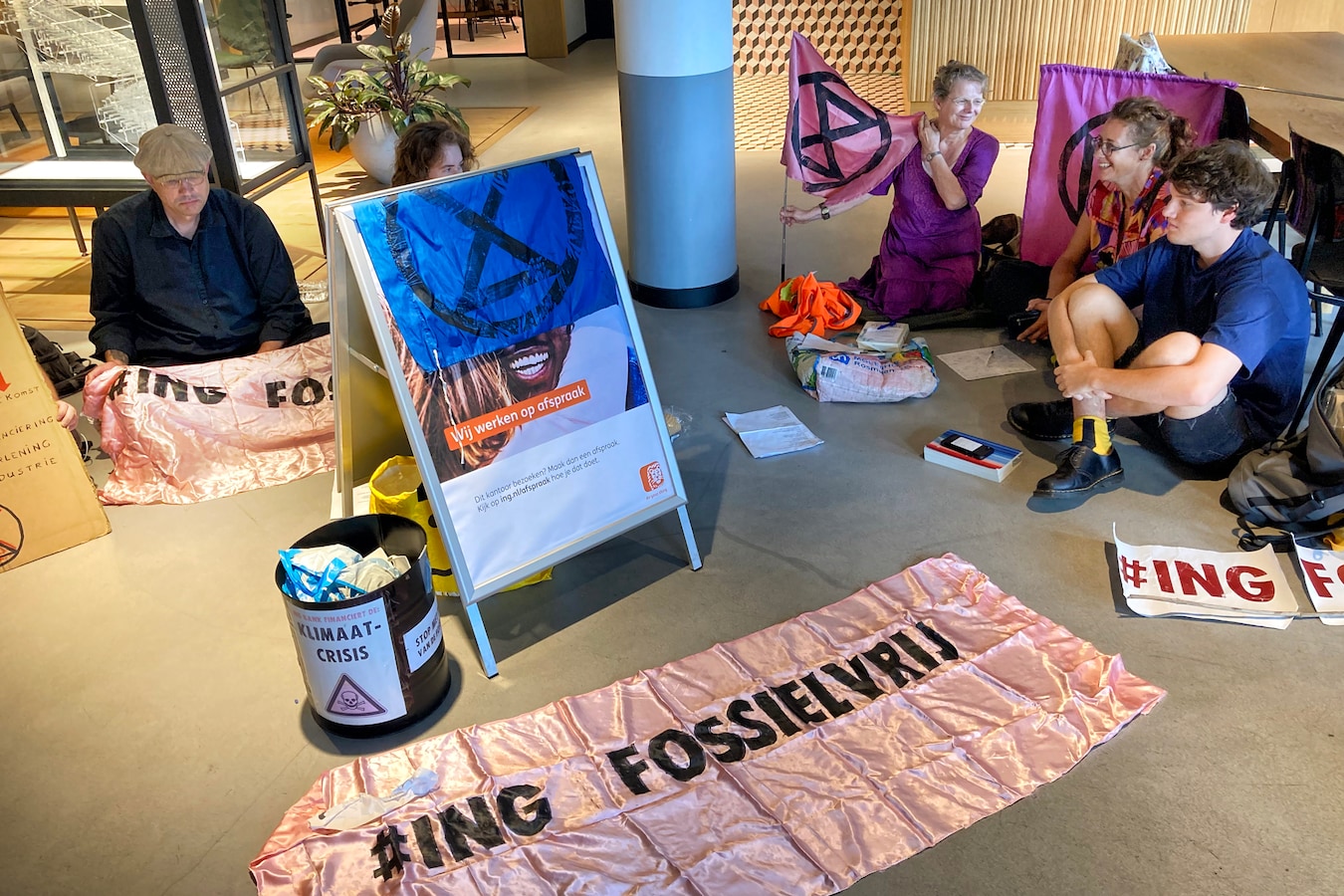 Extinction Rebellion gaat ondanks aangifte door met acties bij ING: ‘We ...