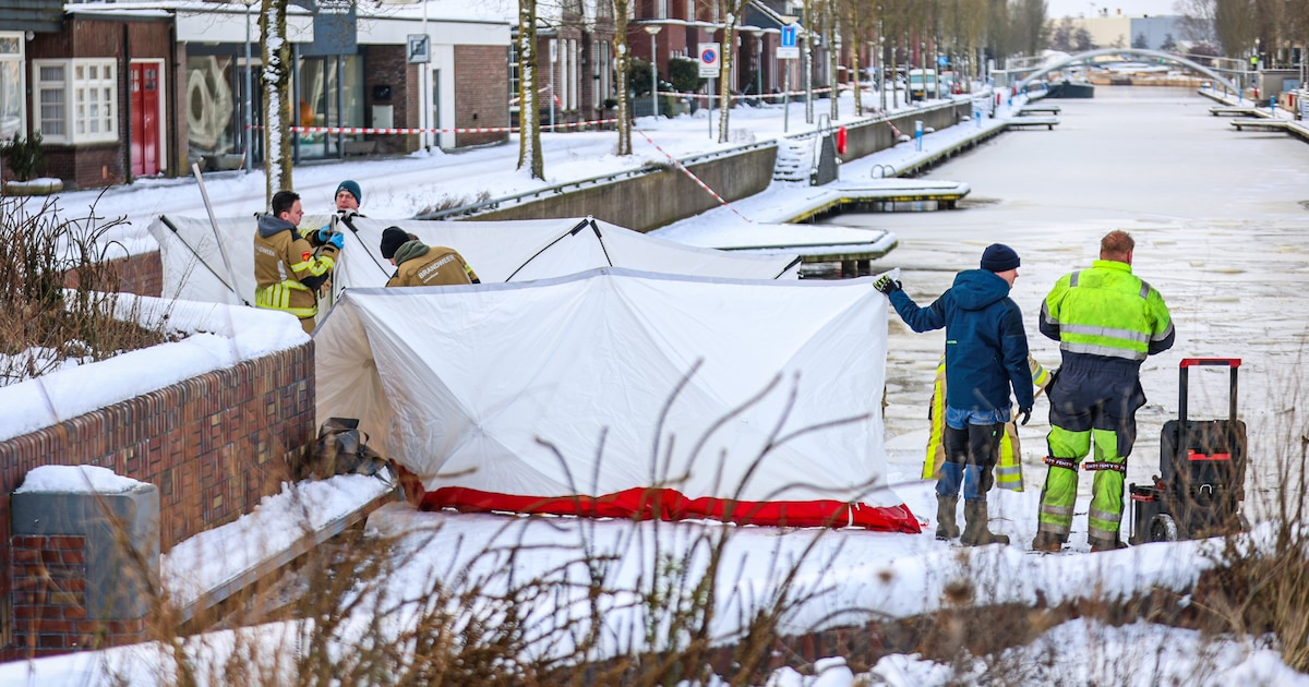 Calvin (8) speelt zaterdagavond buiten bij het restaurant van zijn ...