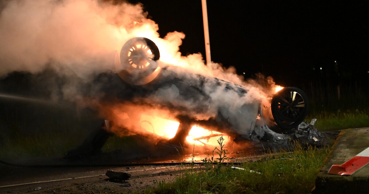 Auto crasht en vliegt in brand doordat benzinetank openscheurt ...