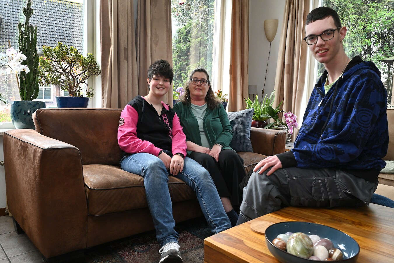 Tiener Rianne zorgt voor broer Cas, daarom is haar leven anders ...