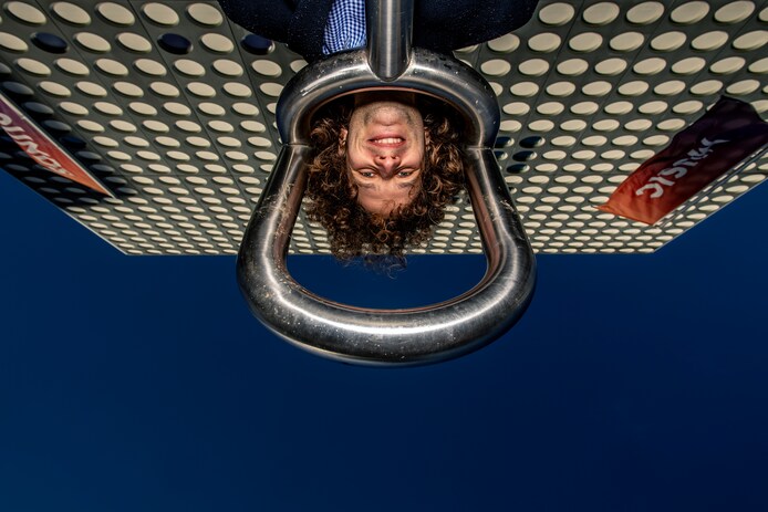 Zat deze cabaretier al weken onder je systeemplafond? Tim Kroezen ...