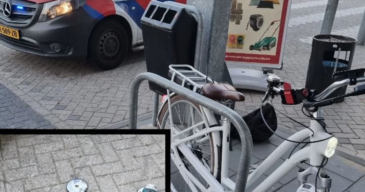 Agenten volgen met aangeefster in politiebus haar gestolen fiets (met ...