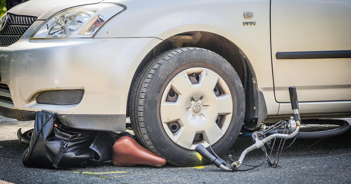 Vrouw belandt met fiets onder auto na botsing in Elst | Regio | De ...