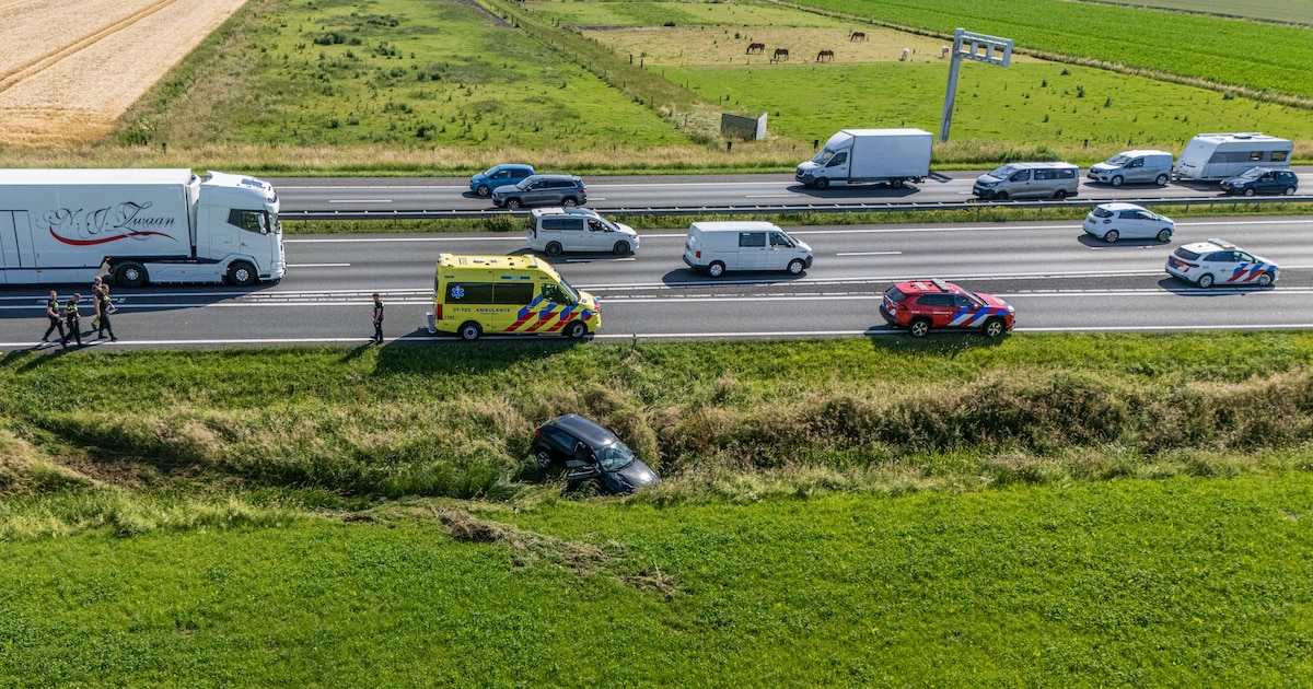 Auto belandt in greppel aan A12 bij Duiven | Regio | De Gelderlander.nl