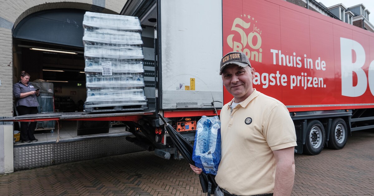 De eerste pallets vól flessen drinkwater zijn gearriveerd in de ...