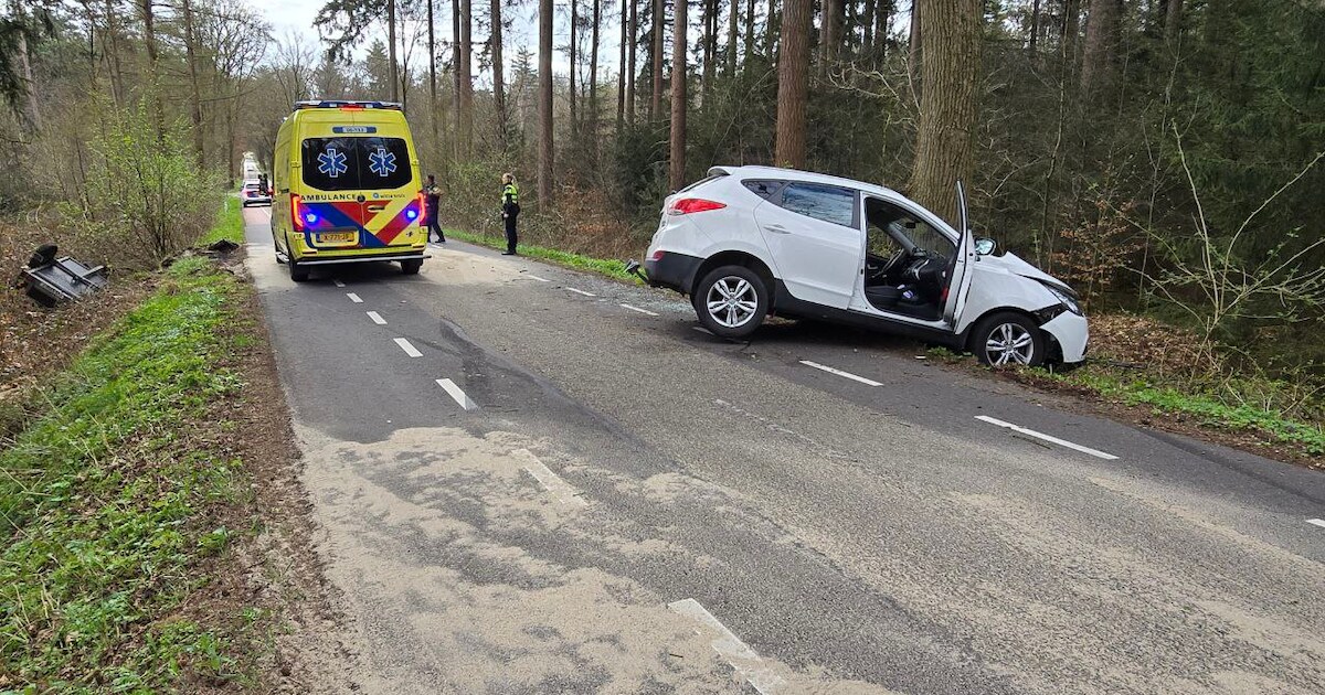 Automobilist gewond bij ongeluk, aanhangwagen op z'n kop in de greppel ...