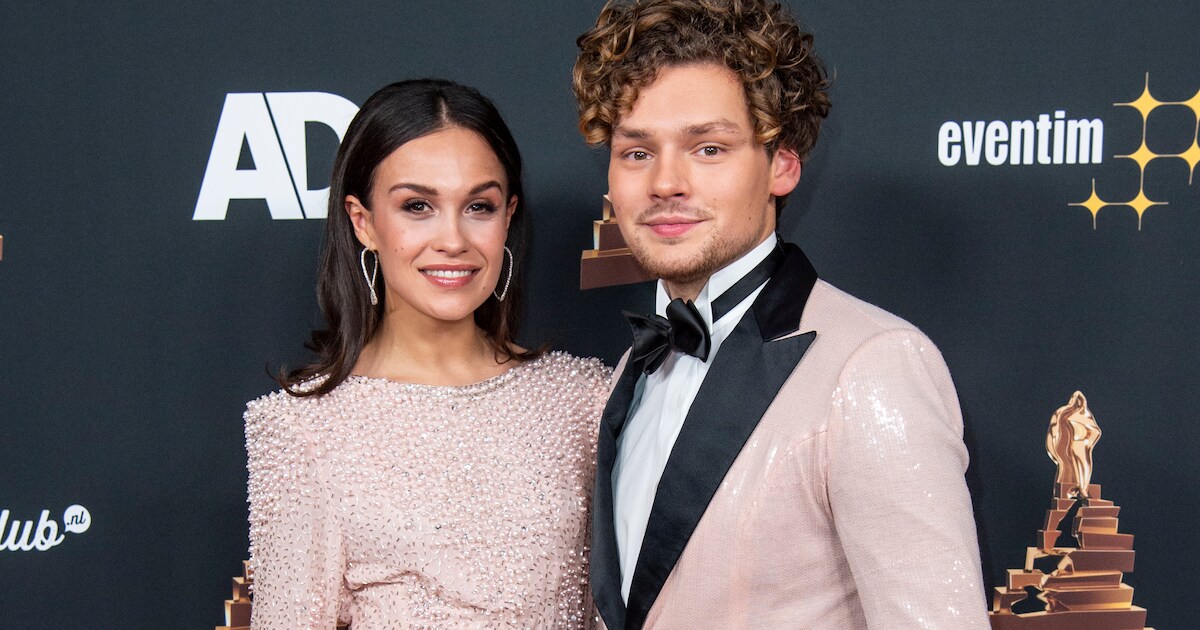 Acteur Soy Kroon draagt zonder gêne diepe V-halzen tot net boven z’n ...