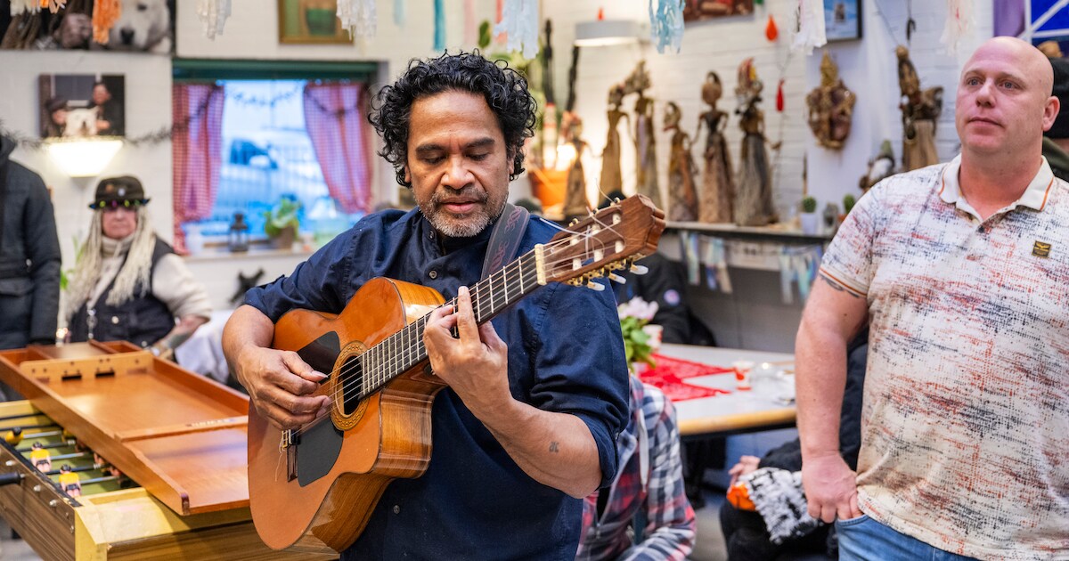 Bij de daklozenopvang blijft de stoel van de op straat overleden Erkan ...