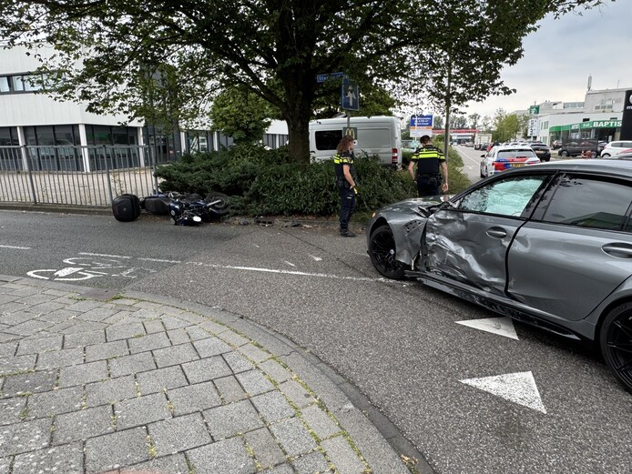 Motorrijder botst hard tegen auto en raakt gewond in Arnhem | 112 nieuws Arnhem | gelderlander.nl