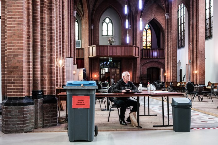 Het loopt nog niet echt storm op misschien wel het mooiste stembureau ...
