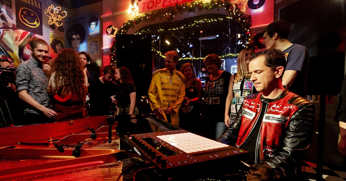 Bart Arens opent Top 2000 met spectaculaire mix van 50 nummers | Show ...