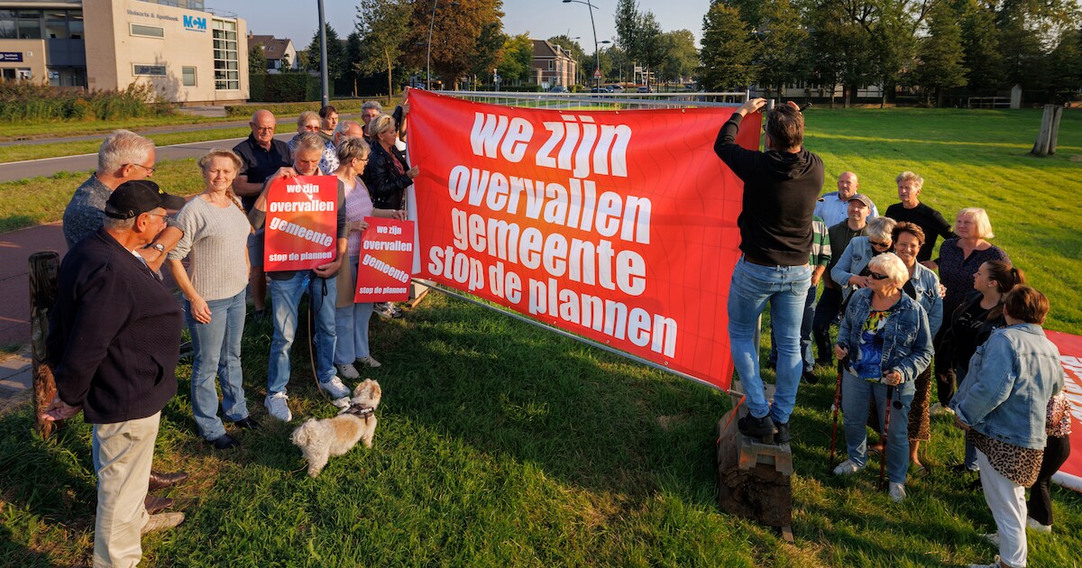 Bewoners Munsel protesteren met flinke spandoeken tegen komst ...
