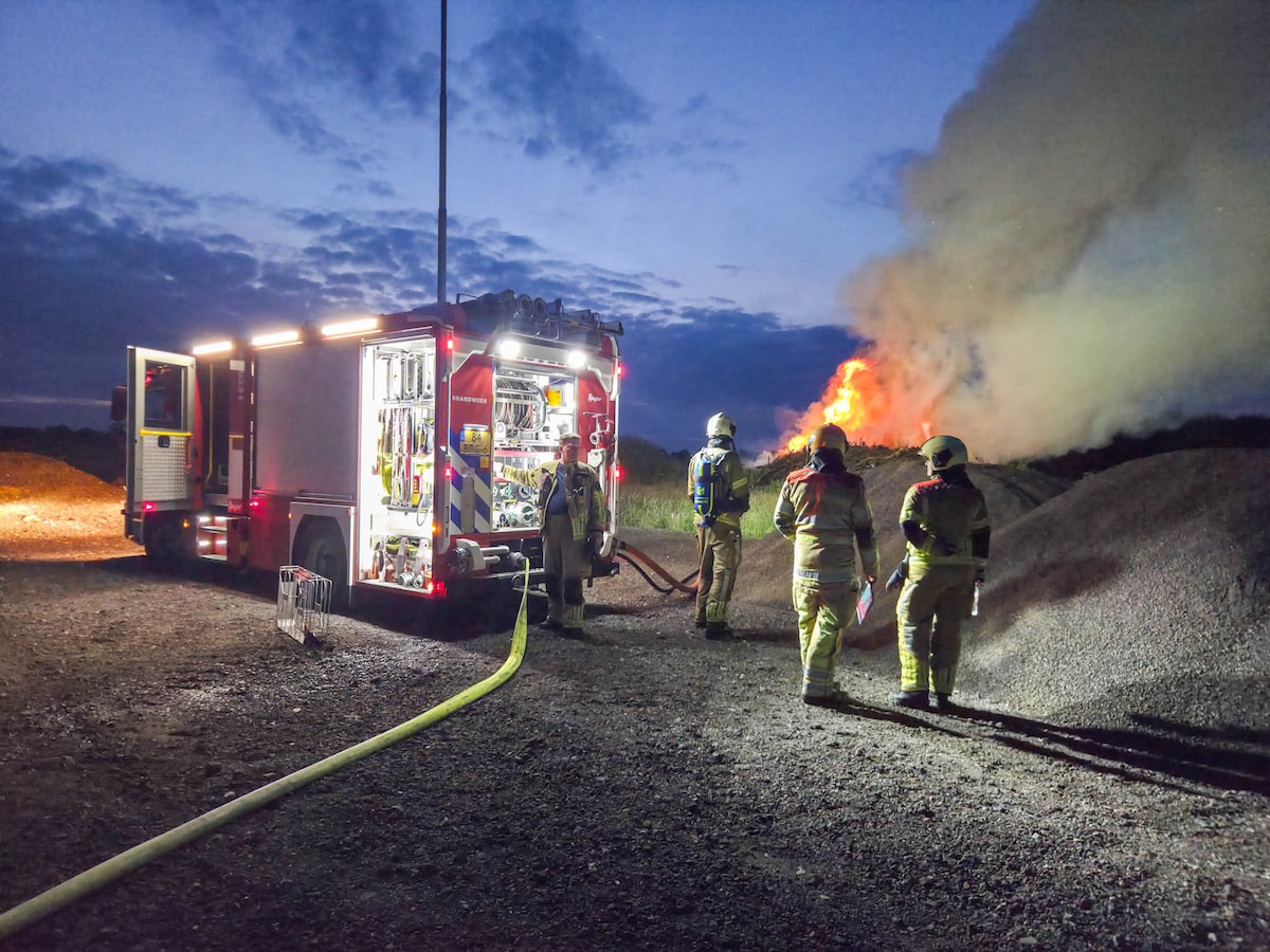 Brandweer uren bezig met gigantische vuurzee in Vathorst: ‘Van buitenaf ...