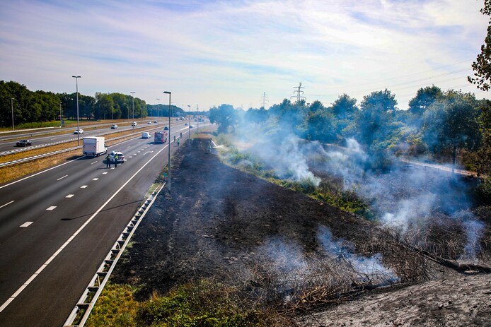 Flinke bermbrand langs de A50 bij Apeldoorn: rijstroken van snelweg afgesloten | Home ...