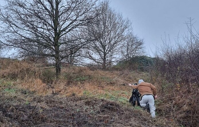 Man fietst op fatbike op snelweg, want dat is de kortste route | Arnhem ...