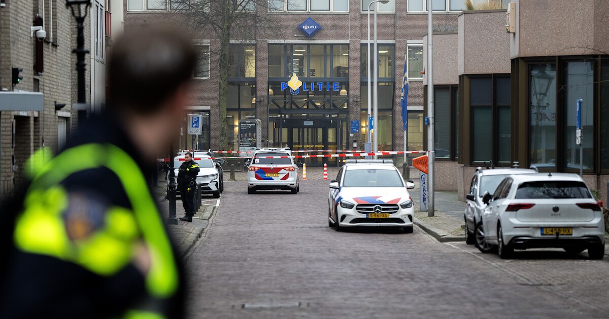 Vrouw die voor onrust zorgde bij politiebureau in Utrecht blijft langer vastzitten | Utrecht ...