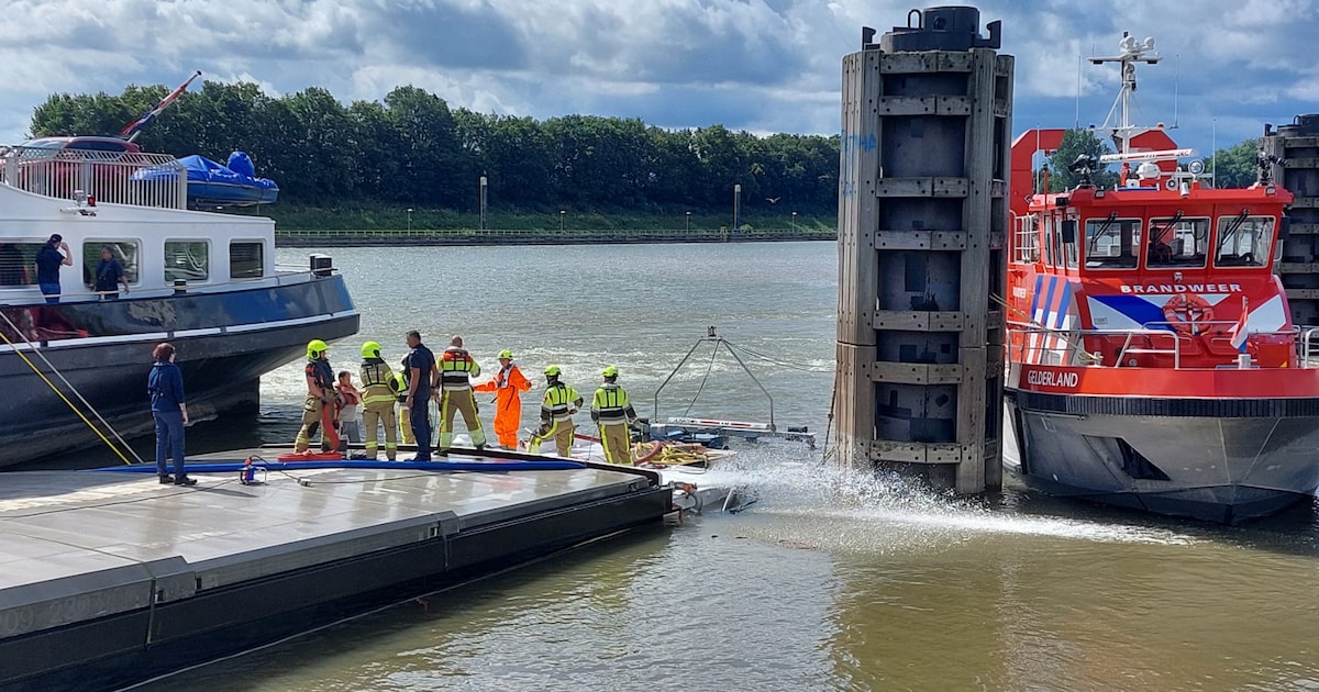 Extra Pompen Helpen Zinkend Binnenvaartschip Bij Weurt Komt Langzaam