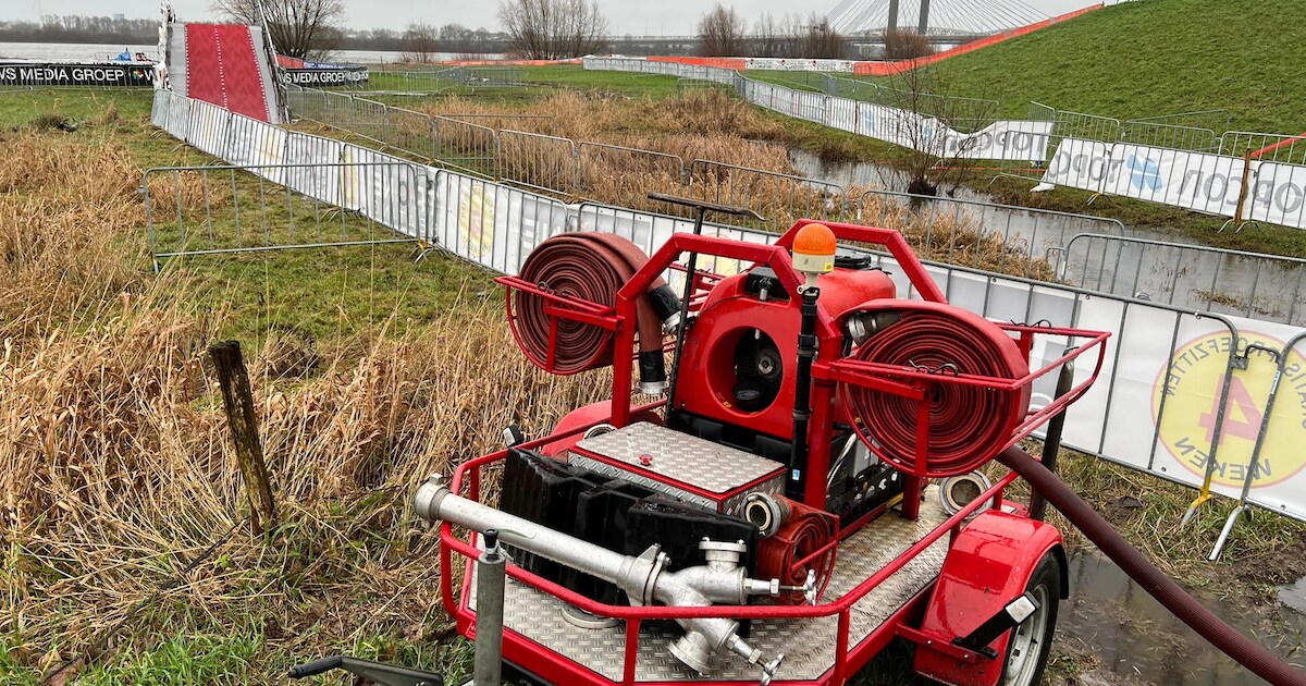 Parcours NK Veldrijden is nat: brandweer leent pomp uit | West Betuwe ...