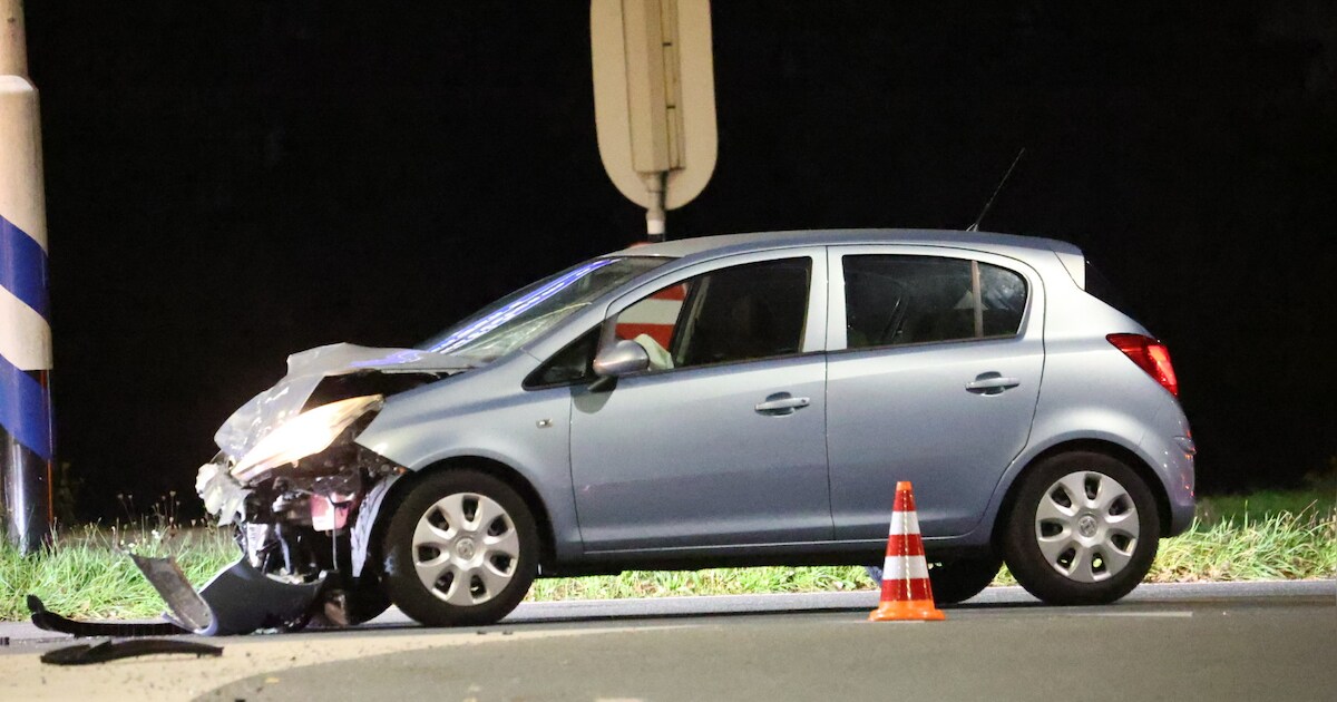 Grote schade na botsing tussen auto's op viaduct over A15 bij Echteld ...