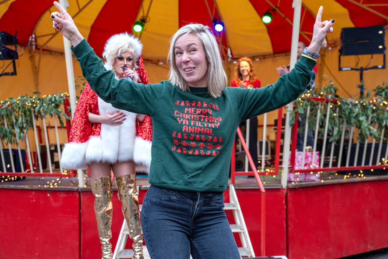 De jas gaat uit, de kersttrui komt tevoorschijn en die is zelden fout ...