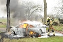 Auto vliegt in brand door botsing tegen boom in Berghem | Foto ...