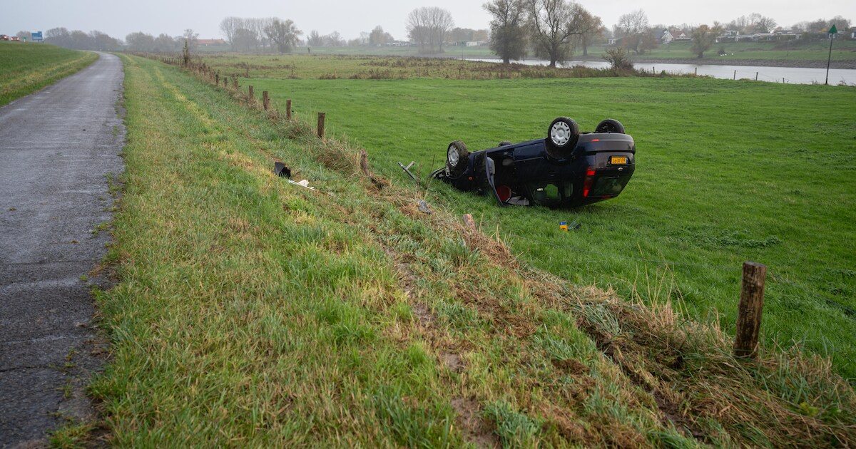 Automobilist van weg geraakt en in weiland beland op A348 bij Rheden ...